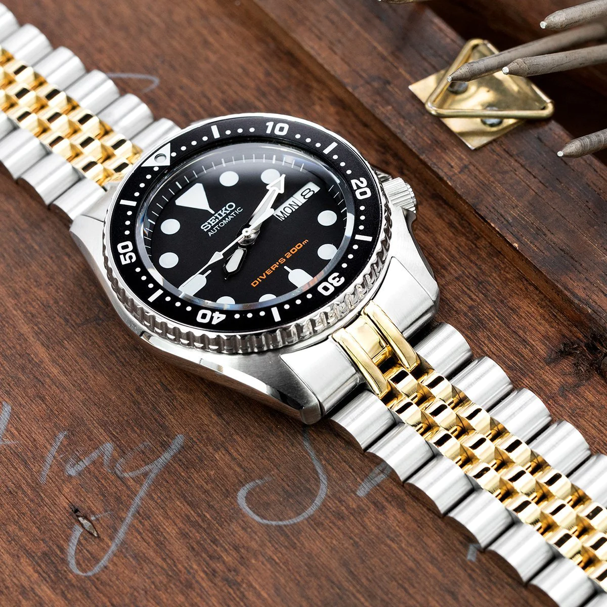 Seiko SKX013: A Comprehensive Review of the Midsize Diver Watch - Watch ...